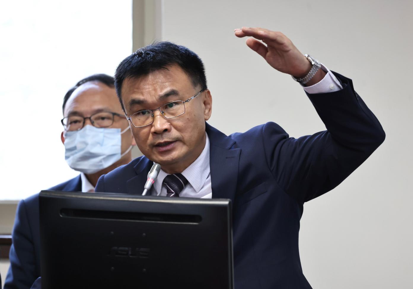 「Lin bay好油」起訴、學校復用液蛋 陳吉仲發文曝心聲：風雨歇停暖陽照